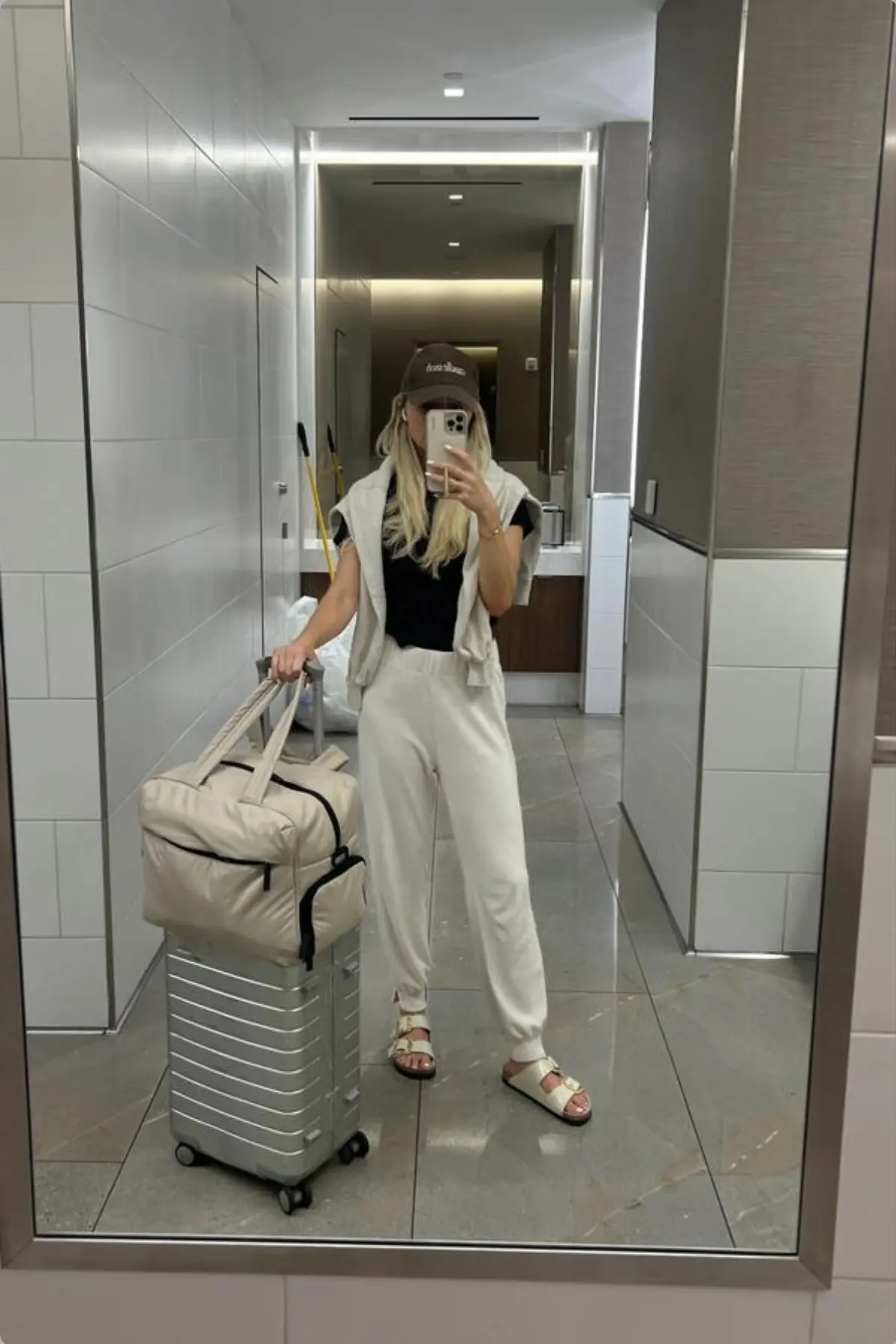 30 (Comfortable!) Travel Outfits: Stylish Outfits for Flying